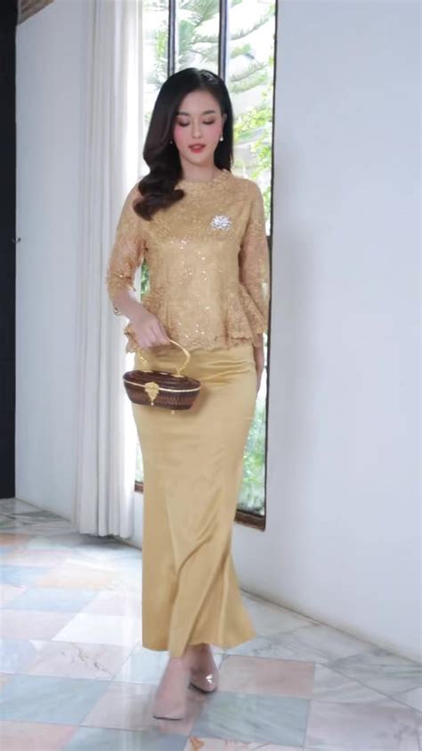 สินค้าเข้าใหม่อีกรุ่น แนะนำเลยค่ะ ตัวเสื้อทรงเอวดีด ระบาย2 ชั้น มาพร้อมกระโปรงทรงหางปลา 🎗รุ่นนี้