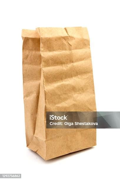 흰색 배경에 갈색 크래프트 종이의 종이 일회용 가방 플라스틱 포장거부 개념 디자이너 템플릿 비접촉식 제품 배달을위한 포장 0명에 대한 스톡 사진 및 기타 이미지 Istock