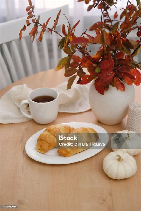 가을 홈 인테리어 접시에 두 개의 크로이산 차 한 잔 창문 근처의 나무 테이블에 단풍이 든 꽃병 0명에 대한 스톡 사진 및 기타 이미지 Istock