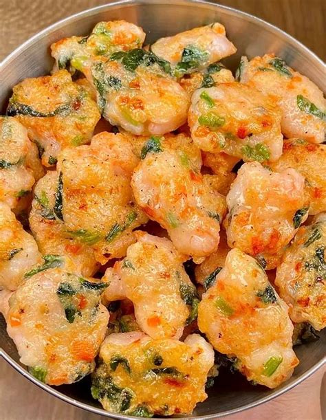 အညာမြေ ကြိတ်ထားသောပုဇွန်ဥနီ အရွက်အစိမ်းများ ထည့်ပြီးနယ်ပါ ကော်မှုန့