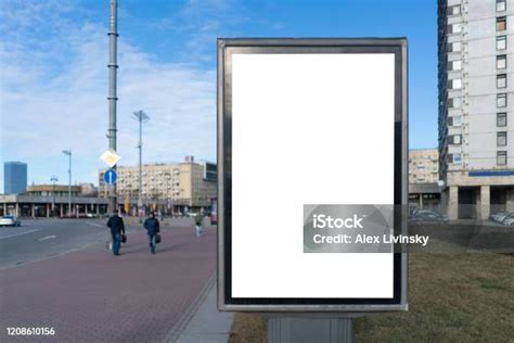 연석 뒤에 있는 녹색 잔디밭에 서 있는 수직 도시 광고판 멀리 서 걷는 사람들 포스터 복사 공간을 위한 공백 간판에 대한 스톡 사진 및 기타 이미지 Istock