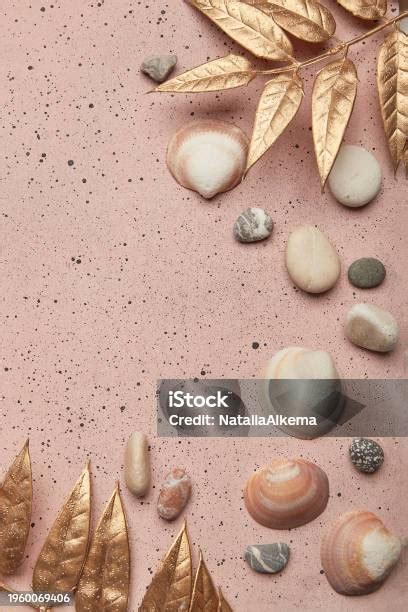 บรรยากาศฤดูร้อนที่อบอุ่นบนฉากหลังชายหาดสีชมพูพร้อมพื้นที่คัดลอกข้อความ ภาพสต็อก ดาวน์โหลดรูป