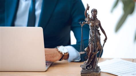 Чи є законним відсторонення від занять у школі не щепленої за віком дитини