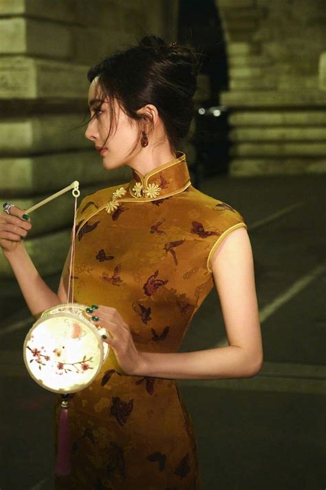杨幂身穿中式旗袍，现身法国，这一身中式旗袍真的是太亮眼啦杨幂旗袍新浪新闻