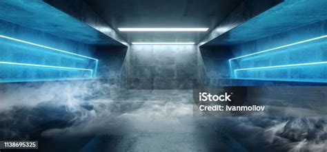 연기 미래의 공상 과학 Fi 네온 형광 역동적 인 가상 현실 파란 빛나는 그런 지 콘크리트 어두운 빈 터널 지하도 차고 우주선 반사 3d 렌더링 0명에 대한 스톡 사진 및