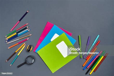 학교 액세서리 또는 사무용품이있는 작업 공간 책상의 플랫 레이 사진 0명에 대한 스톡 사진 및 기타 이미지 0명 개념 개인 장식품 Istock