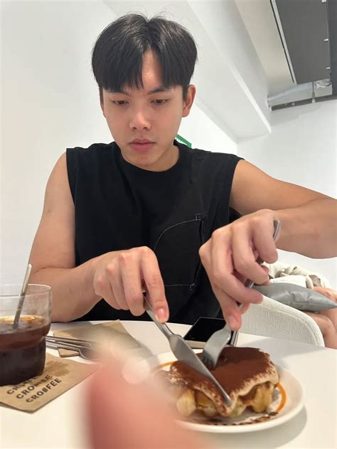 提拉米蘇蛋糕的由來 傳說在戰爭時期一位義大利士兵即將遠赴戰場他的妻子用家裡僅剩的食材做了一份甜點希望給丈夫帶來力量 這款甜點就是提