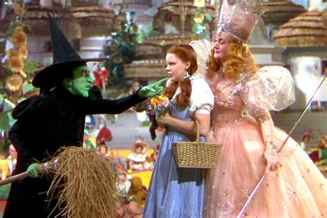 7 Atrizes Que Interpretaram Glinda A Bruxa Boa Incluindo Ariana