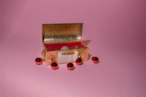 빨간 크리스마스 공과 분홍색 배경에 금 장식품이있는 빨간 벨벳에 장식이있는 보물 상자 플랫 레이 개념 각도에 대한 스톡 사진 및 기타 이미지 Istock