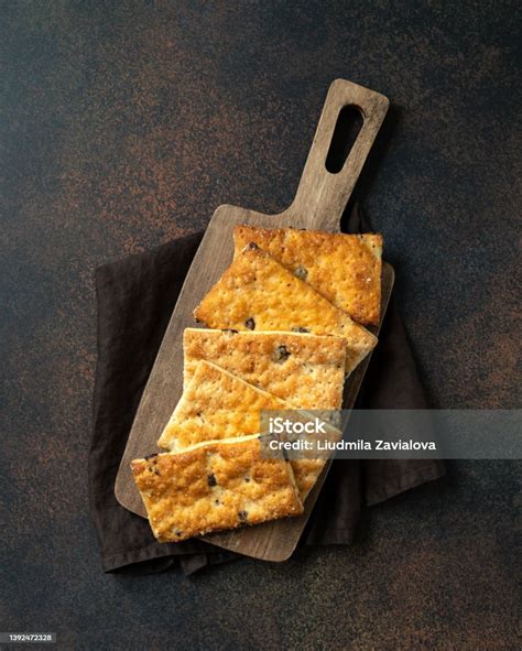 어두운 요리 배경에 나무 서빙 보드에 건포도와 레이어 디저트 맛있는 수제 스위트 퍼프 페이스트리 탑 뷰 건포도에 대한 스톡 사진 및 기타 이미지 Istock