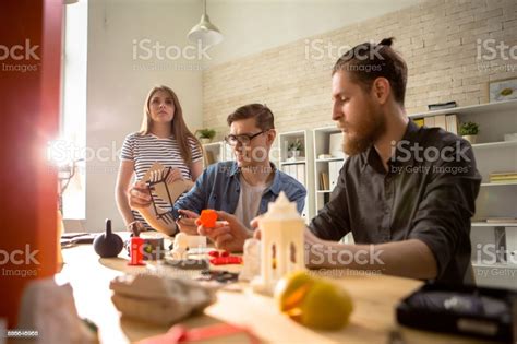 3d 프린터를 사용 하 여 디자인 학생 들의 그룹 20 24세에 대한 스톡 사진 및 기타 이미지 20 24세 3차원 인쇄 3차원 형태 Istock