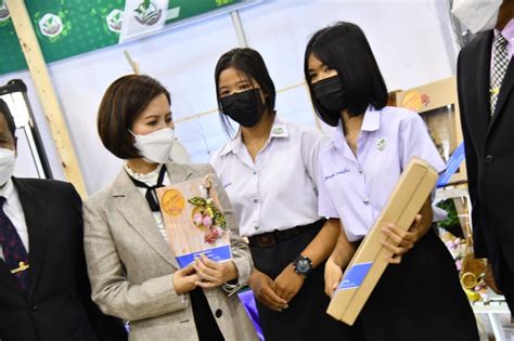 “ตรีนุช” ปลื้มผลงานธุรกิจของศูนย์บ่มเพาะผู้ประกอบการอาชีวศึกษาระดับ 5 ดาว พร้อมผลักดันสู่ตลาด