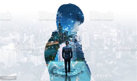 미래 지향적 인 네트워크에 이중 노출 사업가는 도시 기술 배경을 연결 걷기에 대한 스톡 사진 및 기타 이미지 걷기 남자