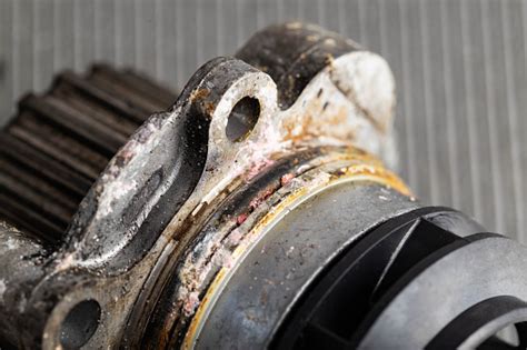 오래된 새는 자동차 펌프 냉각 시스템 매크로에서 자동차 펌프의 고장 개념에 대한 스톡 사진 및 기타 이미지 개념 과열