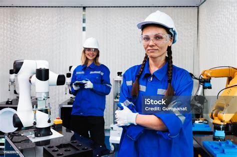 여성 자동화 기계 엔지니어 학생 연구 및 검사 제어 로봇 팔 기계 대학 또는 공장 작업장 Ai 로봇 기술 인더스트리 50 제조업의 새로운 혁신 트렌드 연수생에 대한 스톡