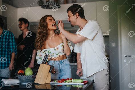 Amigos Felices Cocinando Juntos En Una Cocina Moderna Imagen De Archivo