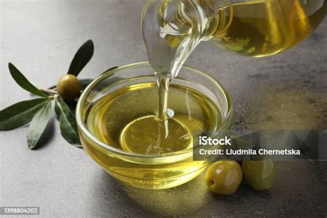 올리브 오일을 회색 테이블 위의 유리 그릇에 붓고 클로즈업 0명에 대한 스톡 사진 및 기타 이미지 0명 건강한 생활방식 그린 올리브 Istock