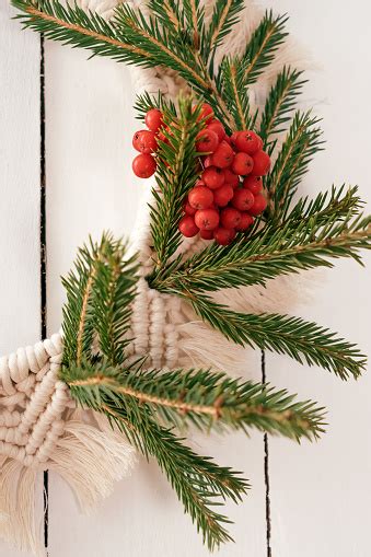 Karangan Bunga Natal Kreatif Dalam Gaya Macrame Dengan Cabang Cemara Dan Buah Rowan Tergantung