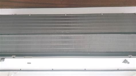 びっちりとホコリまみれの熱交換器のエアコン掃除！掃除機では吸っては行けない！ 佐賀エアコン掃除クリーニングはエコアルファへ