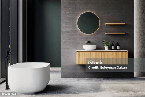 회색 벽 콘크리트 바닥 거울이 있는 흰색 세면대 나무 캐비닛과 욕조 파노라마 창문 창문에서 바라보는 뒤뜰 전망이 있는 현대적인 욕실 코너 3d 렌더링 0명에 대한 스톡 사진