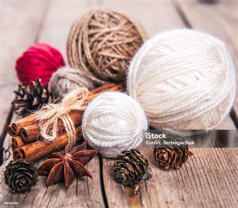 크리스마스 장식품 파인에서 안전구역 표시 콘 스파이시즈 시나몬 0명에 대한 스톡 사진 및 기타 이미지 0명 2015년