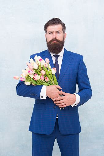 튤립 꽃다발을 가진 수염이 있는 남자 연애 여성의 날 3월 8일 봄 선물 수염이 있는 남자 힙스터와 꽃 봄을 축하합니다 깜짝 놀랄 만한 튤립을 가진 신사 봄이 오고있다 인사