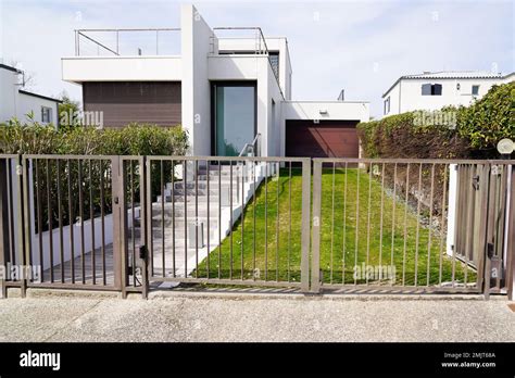 Modern Classical Home Classic Door Aluminum Gate Sliding Slats Portal