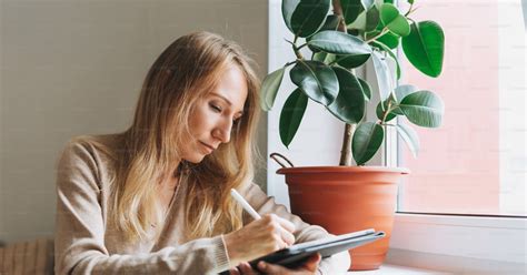 아름 다운 금발 젊은 여성 아티스트 일러스트 레이터 집에서 창 근처 태블릿에 그리기 사진 Unsplash의 시 이미지