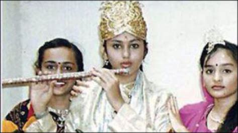 இந்த புகைப்படத்தில் இருக்கும் 90ஸ் ரசிகர்களின் தூக்கத்தை கெடுத்த கனவுக்கன்னி யார் தெரியுமா