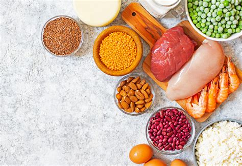 단백질의 높은 수준의 제품의 구색 건강 한 단백질 공급원 근육 건물에 대 한 식품 육류 해산물 치즈 우유 견과류 콩 류 계란 및 채소 밝은 배경입니다 평면도 0명에 대한