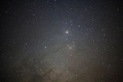 우주에서 별과 우주 먼지가있는 은하계 프리미엄 사진