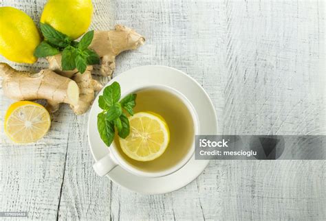 신선한 생강 민트 라임 시트러스를 곁들인 허브 민트 레몬 생강 차 화이트 컵 독감 추운 겨울 날에 대 한 허브 차 뜨거운 음료