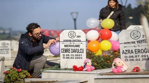 Depremde hayatını kaybeden çocukların mezarlarına oyuncak ve balon bırakıldı