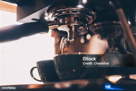 커피 머신으로 커피를 만드는 바리스타 카페 커피 준비 서비스 개념 0명에 대한 스톡 사진 및 기타 이미지 0명 가정의 방 낮 Istock