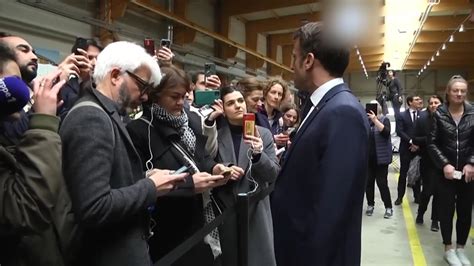 Во французского президента запустили яйцом