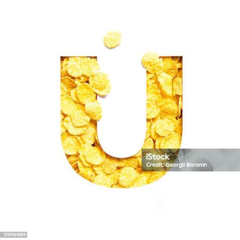 편지 U 바이오 시리얼 옥수수 플레이크와 흰색에 고립 된 종이로 만든 알파벳 건강한 식품 매장을 위한 서체 건강한 식생활에 대한