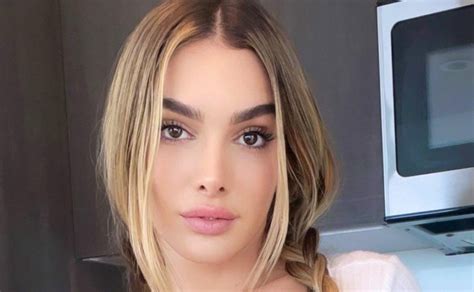 Lyna Pérez Luce Encantadora En Un Vestido Ajustado