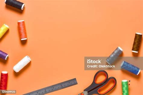 바느질 액세서리 가위 금속 통치자 화려한 스레드와 바늘이있는 스풀은 작업장에서 오렌지 재단사 책상에 있습니다 텍스트의 공백입니다 맨 위 보기 가위에 대한 스톡 사진 및 기타