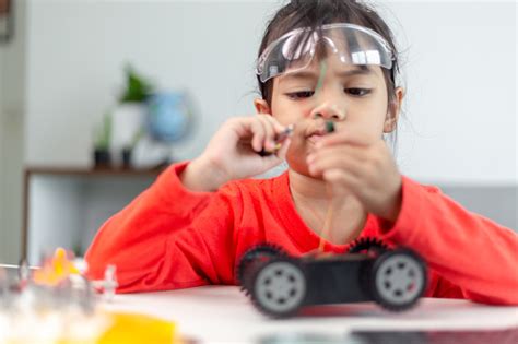 아시아 학생들은 집에서 Stem Steam 수학 공학 과학 기술 컴퓨터 코드 아이들을위한 로봇 공학 개념의 로봇 자동차 및 전자 보드 케이블 코딩을 배웁니다 4 5세에 대한