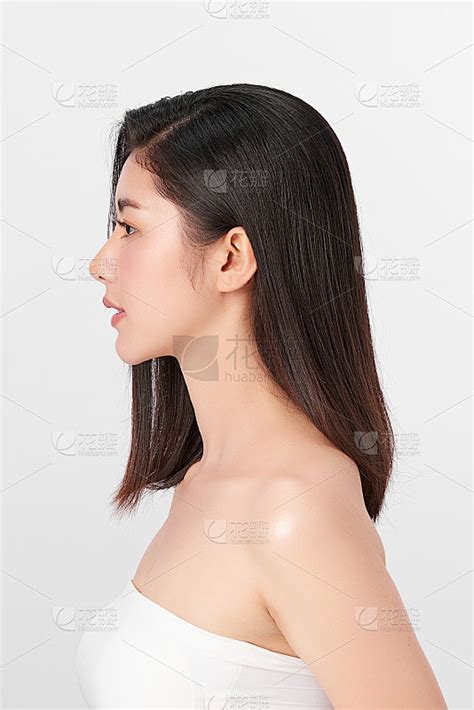 美丽的年轻亚洲女人与干净的新鲜的皮肤在白色的背景面部护理面部治疗美容美容和水疗亚洲妇女肖像