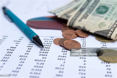 금융 회계 종이와 계산기 종이에 숫자 펜과 계산기 동전에 다 수의 숫자를 이미지 개념에 대한 스톡 사진 및 기타 이미지 개념 거래 내역서 경영자 Istock