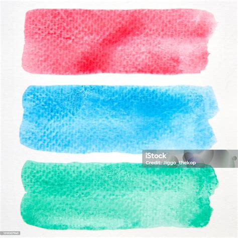 종이에 추상적 인 빨간색 파란색과 녹색 수채화의 사진 이미지 배경에 대한 빨간색 파란색과 녹색 수채화의 손 페인트 종이에 빛 젖은 기술의 기본 첨가제 색상 구도에 대한 스톡