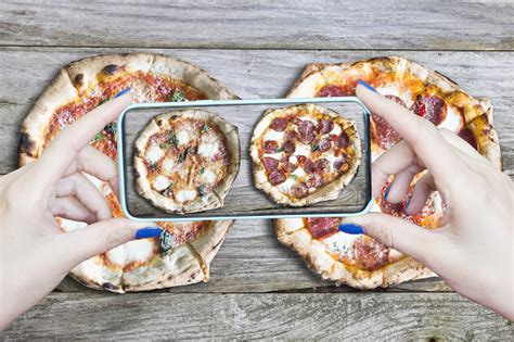 스마트폰으로 나무 테이블에 두 개의 다른 피자를 촬영 하는 여자 그릇에 대한 스톡 사진 및 기타 이미지 그릇 목재 재료 무선 기술 Istock