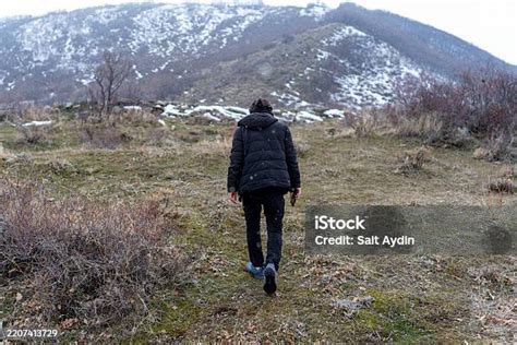 검은 겨울 재킷을 입고 눈이 내리는 험준한 산 풍경을 걷는 남자 자연 속의 모험과 탐험 개념 야외 트레킹 및 하이킹 장면 30 34세에 대한 스톡 사진 및 기타 이미지