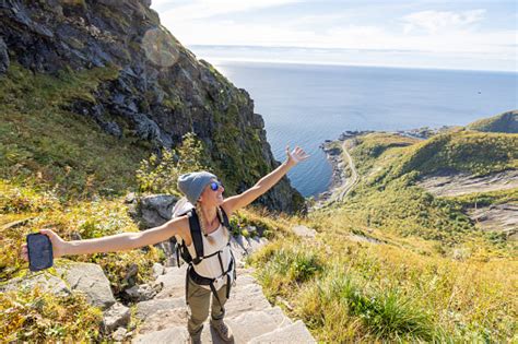여름에 아름다운 풍경 속에서 하이킹을 하는 젊은 여성은 자연과 야외 활동을 즐기며 계단을 올라간다 Lofoten Islands 노르웨이 30 34세에 대한 스톡 사진 및