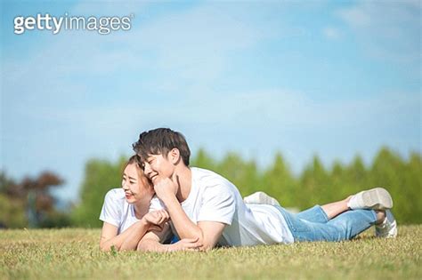 커플 인간관계 데이트 감성 이성커플 커플 한국인 동양인 인종 로맨스 컨셉 이성커플 로맨틱 눕기 몸의 자세 행복 컨셉