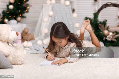 귀여운 자식 여자 집에서 산타 클로스에 게 편지를 쓰고 가정 생활에 대한 스톡 사진 및 기타 이미지 가정 생활 가정의 방 겨울 Istock
