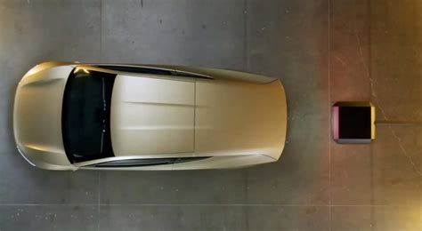 테슬라 ‘로보택시 무선 충전 영상 공개배터리 크기 등 단서 포착