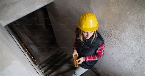 건설 현장의 여성 노동자 건축 현장에서 일하는 아름다운 젊은 여성 사진 Unsplash의 슬로바키아 이미지