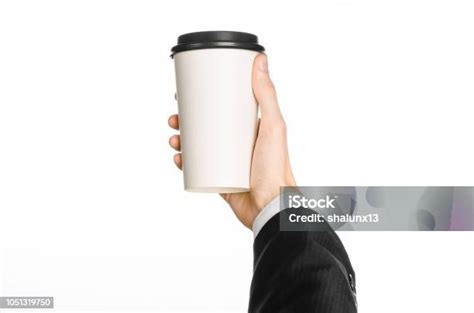 비즈니스 점심 커피 테마 커피 광고 스튜디오 흰색 배경에 고립 된 갈색 플라스틱 캡으로 커피의 흰색 빈 종이 컵을 들고 검은 양복에 실업가 갈색에 대한 스톡 사진 및 기타